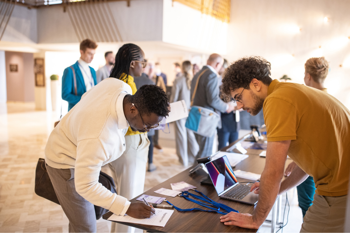 Steal these trade show management tricks for better event ROI - momencio